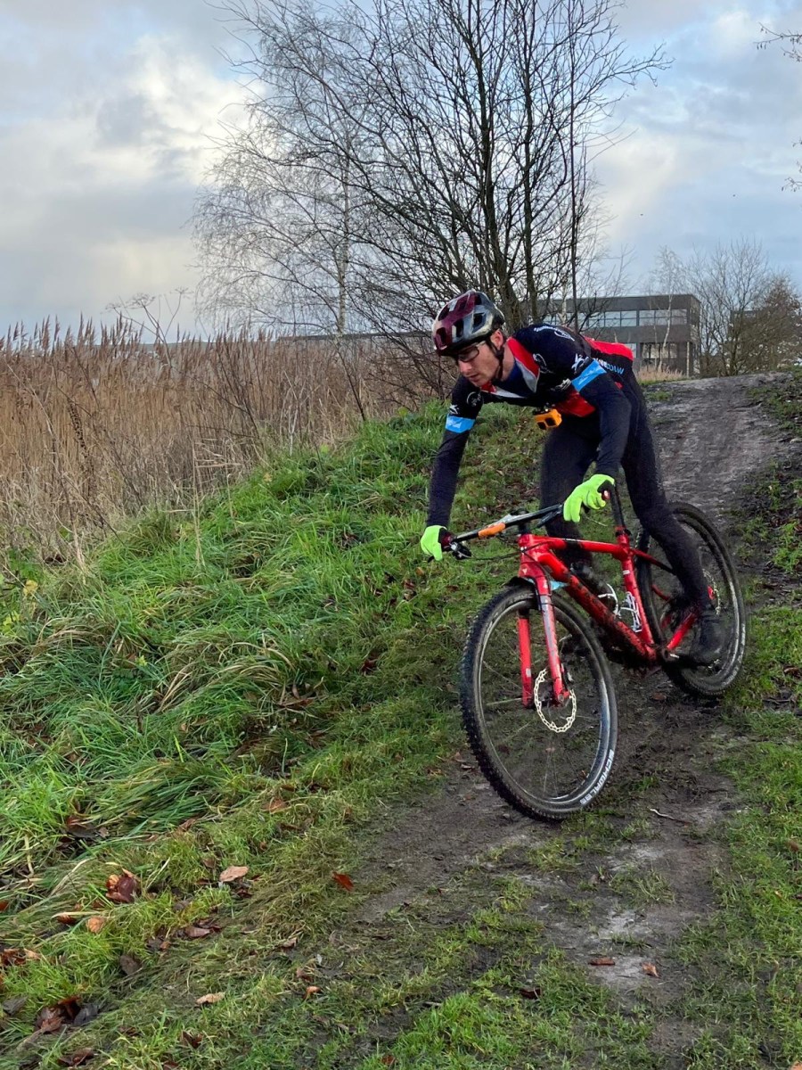 Jamie Lucas wint 4e veldrit – De Pedaalridders